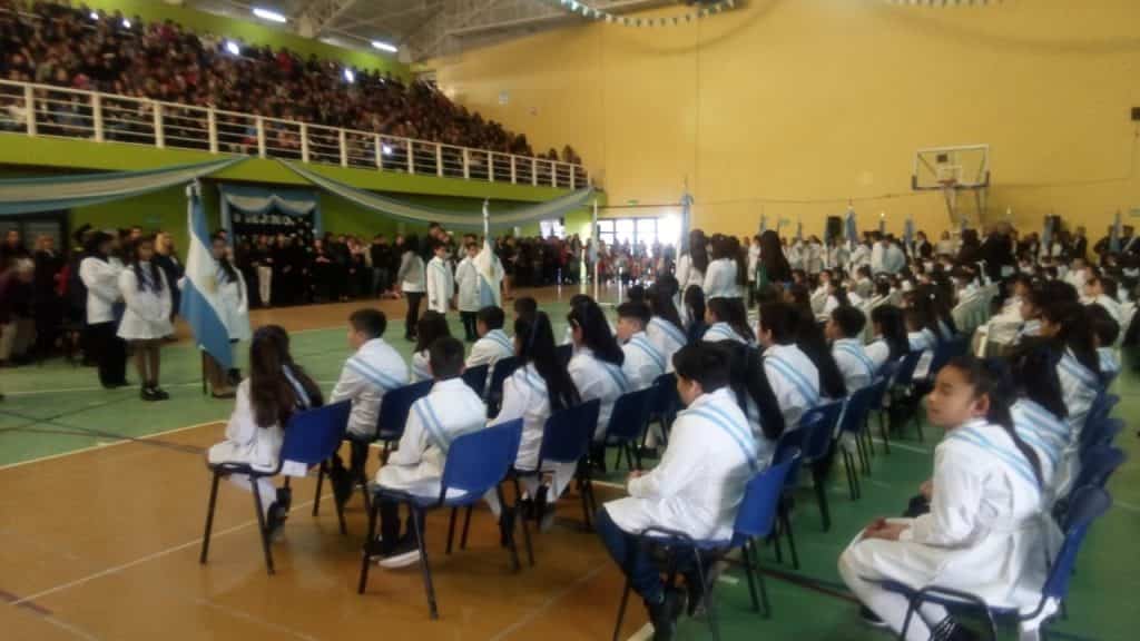Niños y niñas de Rincón prometieron la bandera en un acto conjunto ...