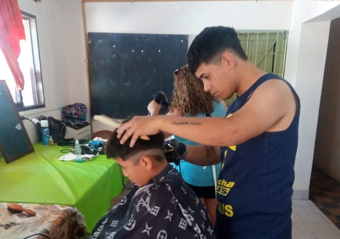 Los Reyes dejaron cortes de pelo gratuitos en el barrio Unión – Cutral ...