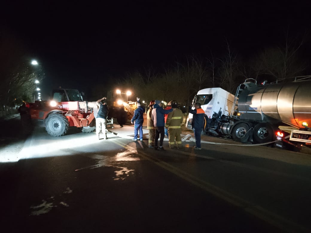 Plaza Huincul: retiraron el camión que había quedado en riesgo de ...
